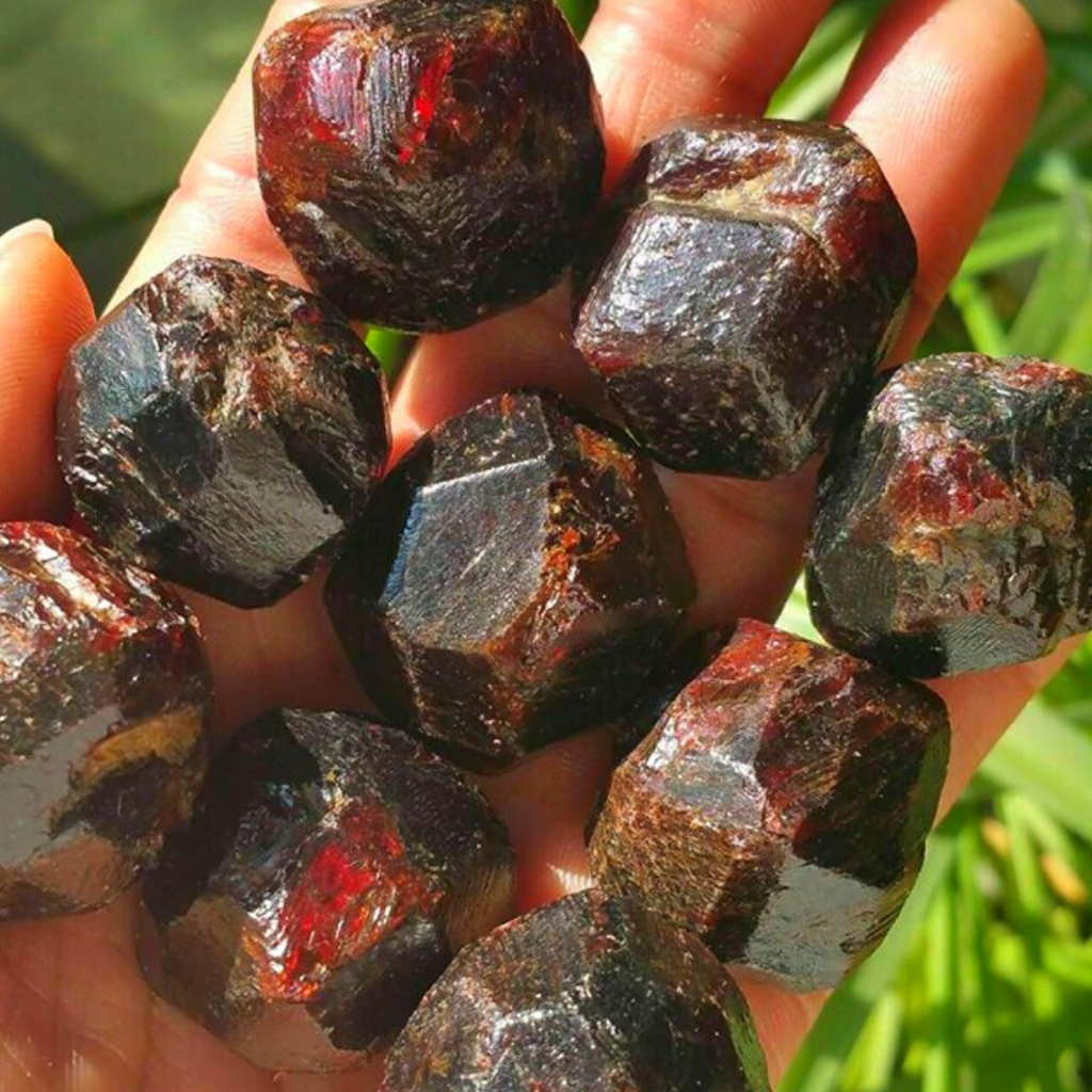 Pyrope : vertus et bienfaits en lithothérapie Naturales FR Quelle ...